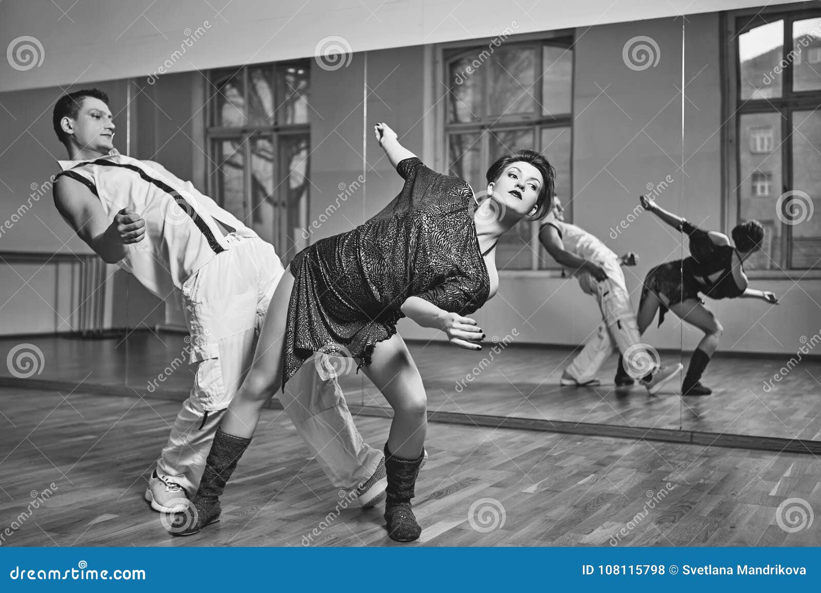 Mooie Paar Het Dansen Bachata in Dansstudio Stock Foto - Image of latino, dans: 108115798