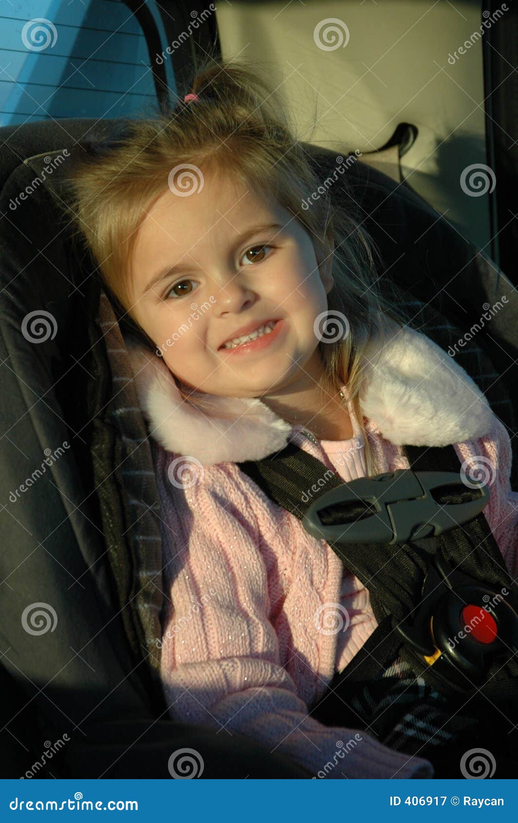 Mooie Peuter in De Zetel Van De Auto Stock Afbeelding - Image of meisje ...