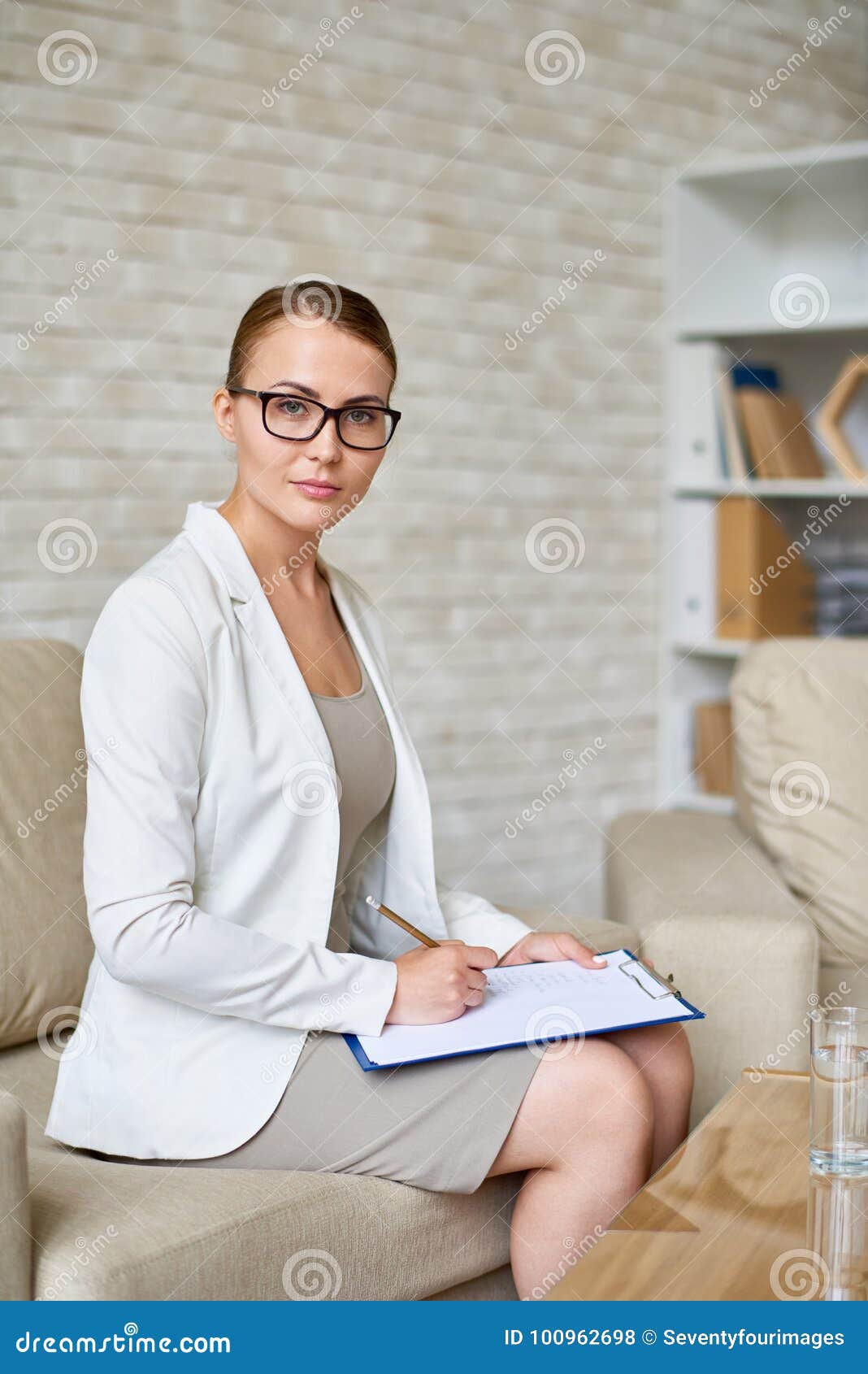 Mooie Psychiater in Bureau stock foto. Image of uitziend - 100962698