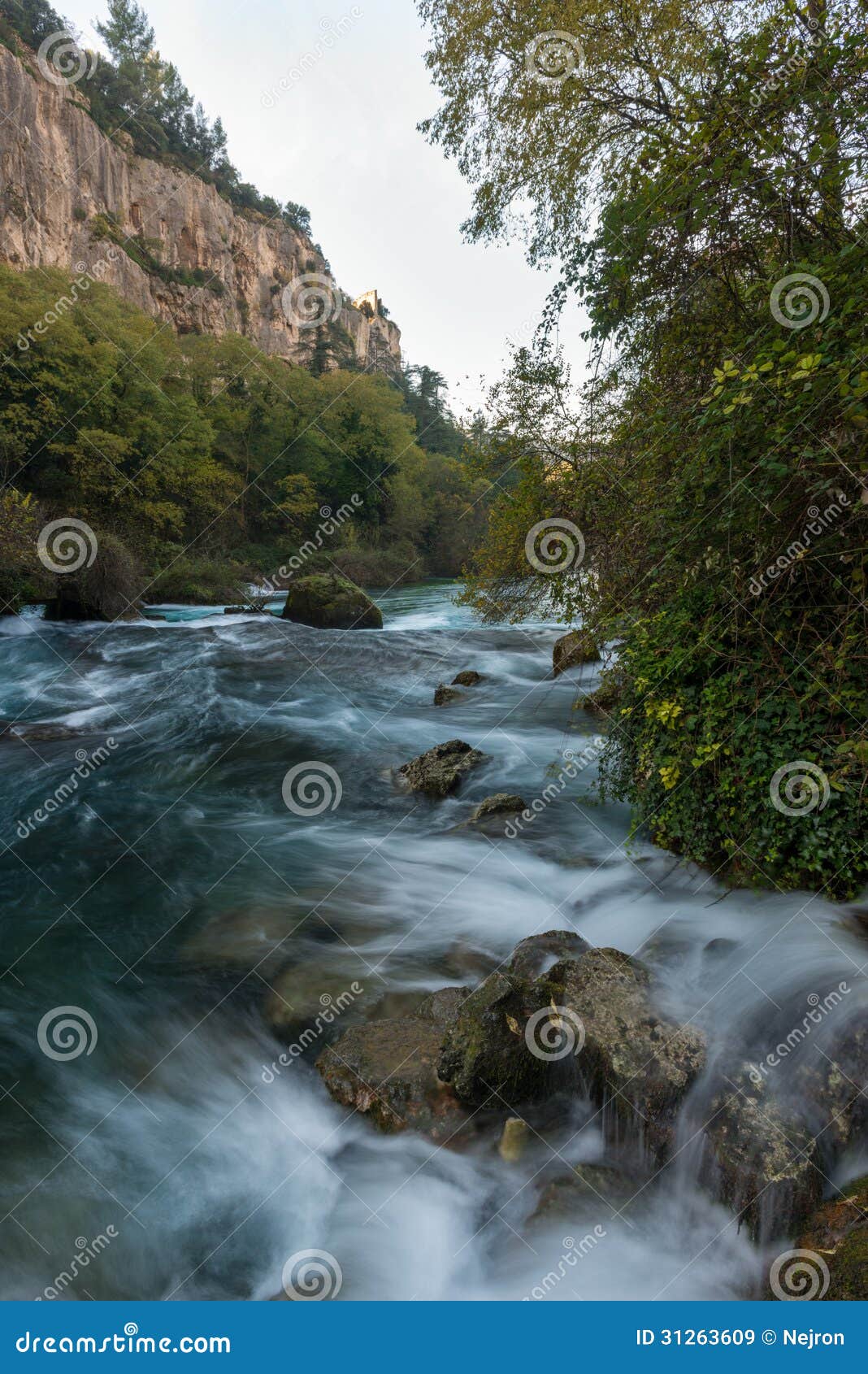 Mooie rivier stock afbeelding. Image of nave, vaag, lopen - 31263609