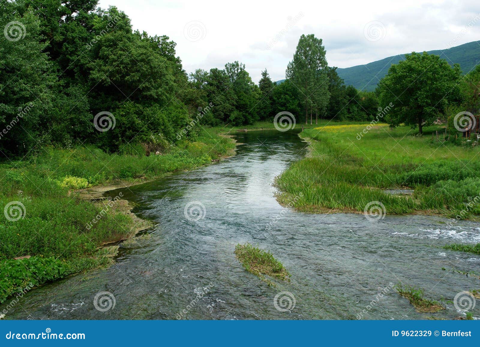 Mooie rivier stock afbeelding. Image of rivier, meer, spiegel - 9622329