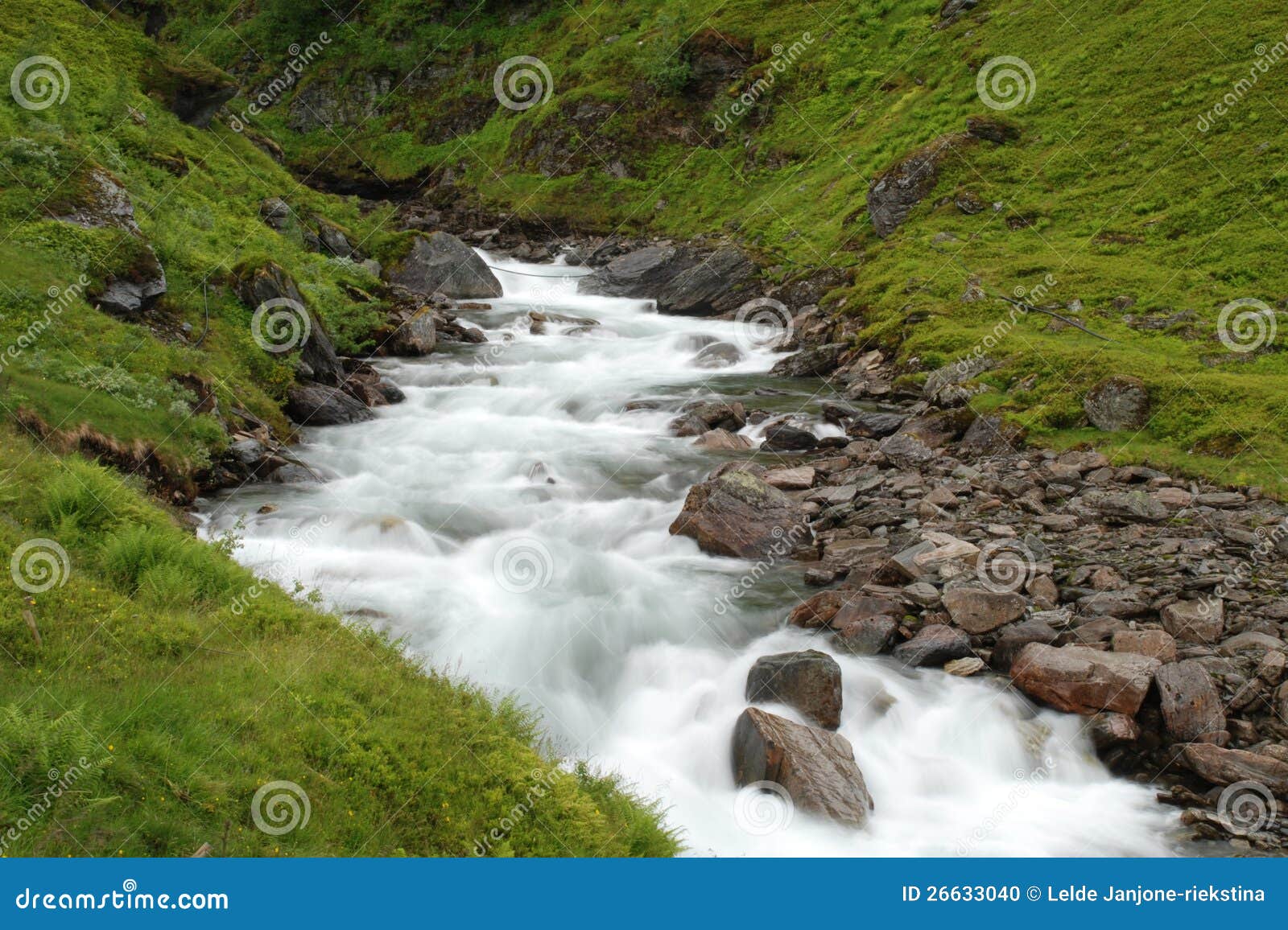 Mooie rivier in Noorwegen stock foto. Image of macht - 26633040