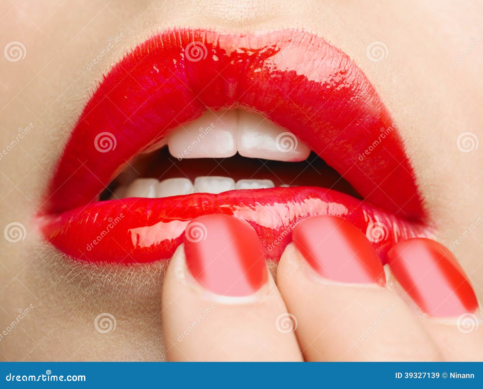 Mooie rode lippen stock afbeelding. Image of aanraking - 39327139