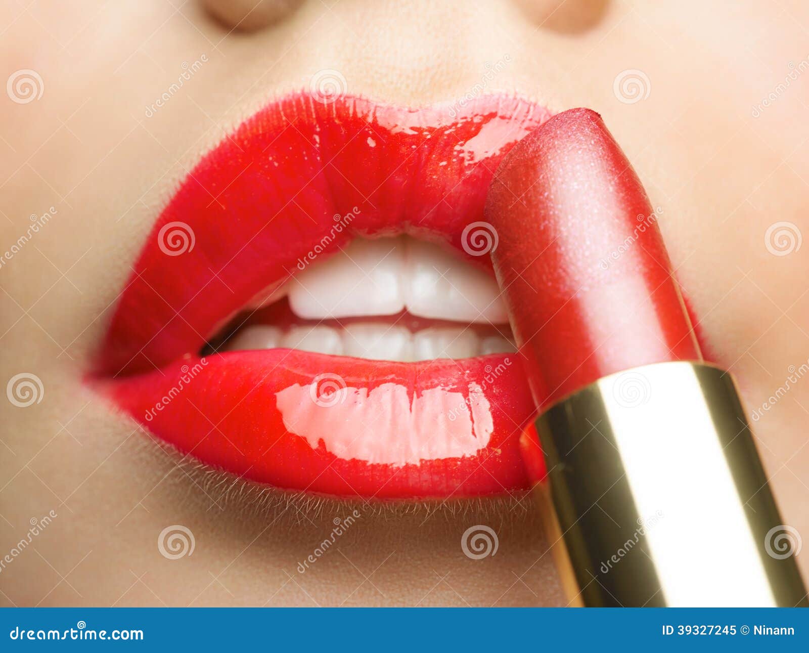Mooie Rode Lippen En Rode Lippenstift Stock Afbeelding - Image of ...