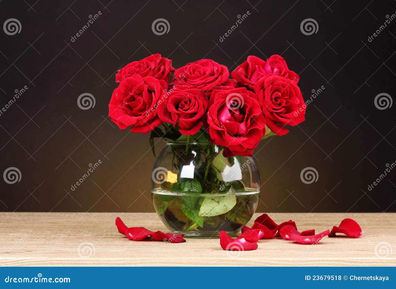 Mooie rode rozen in vaas stock foto. Image of nave, niemand - 23679518