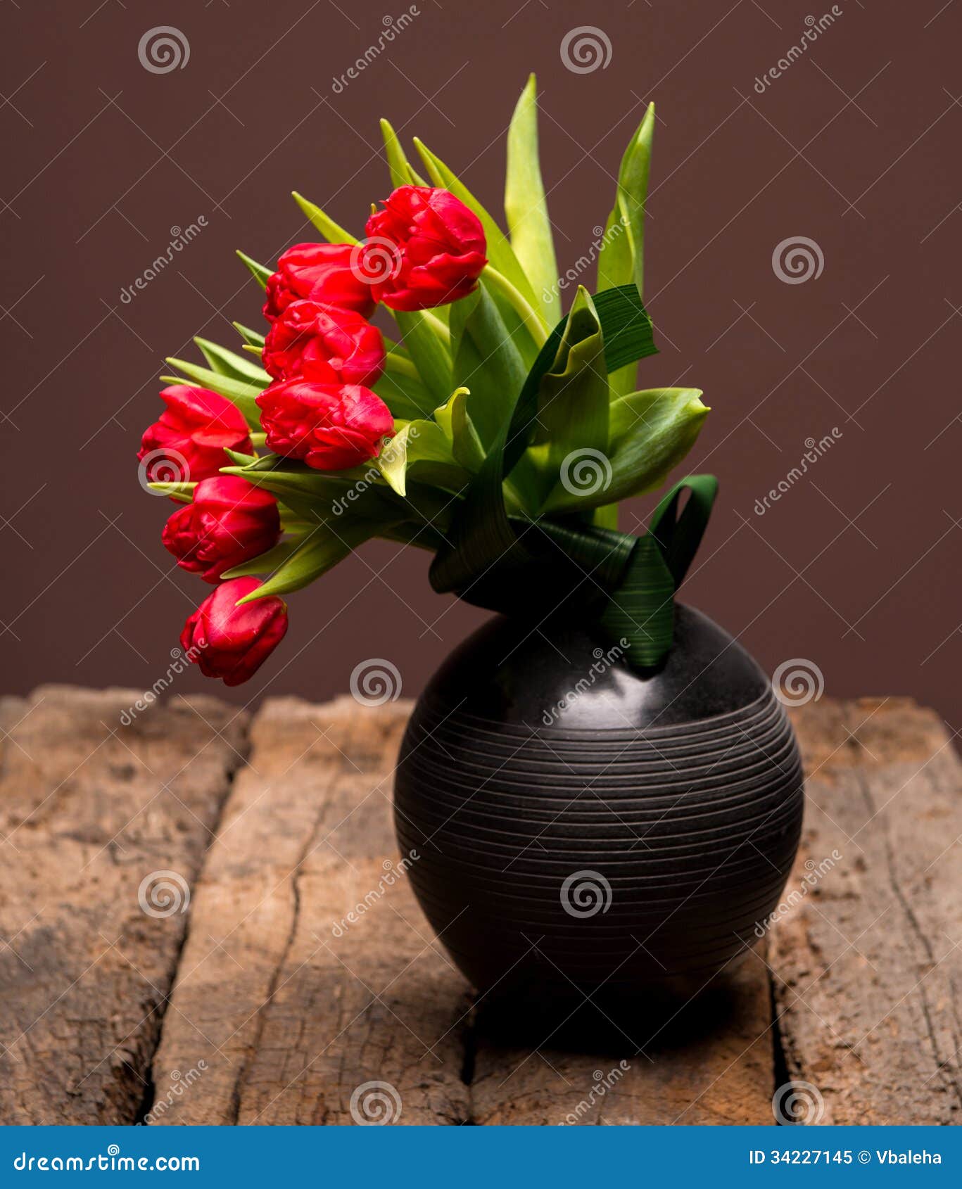 Mooie Rode Tulpen in Zwarte Vaas Stock Afbeelding - Image of zwart ...