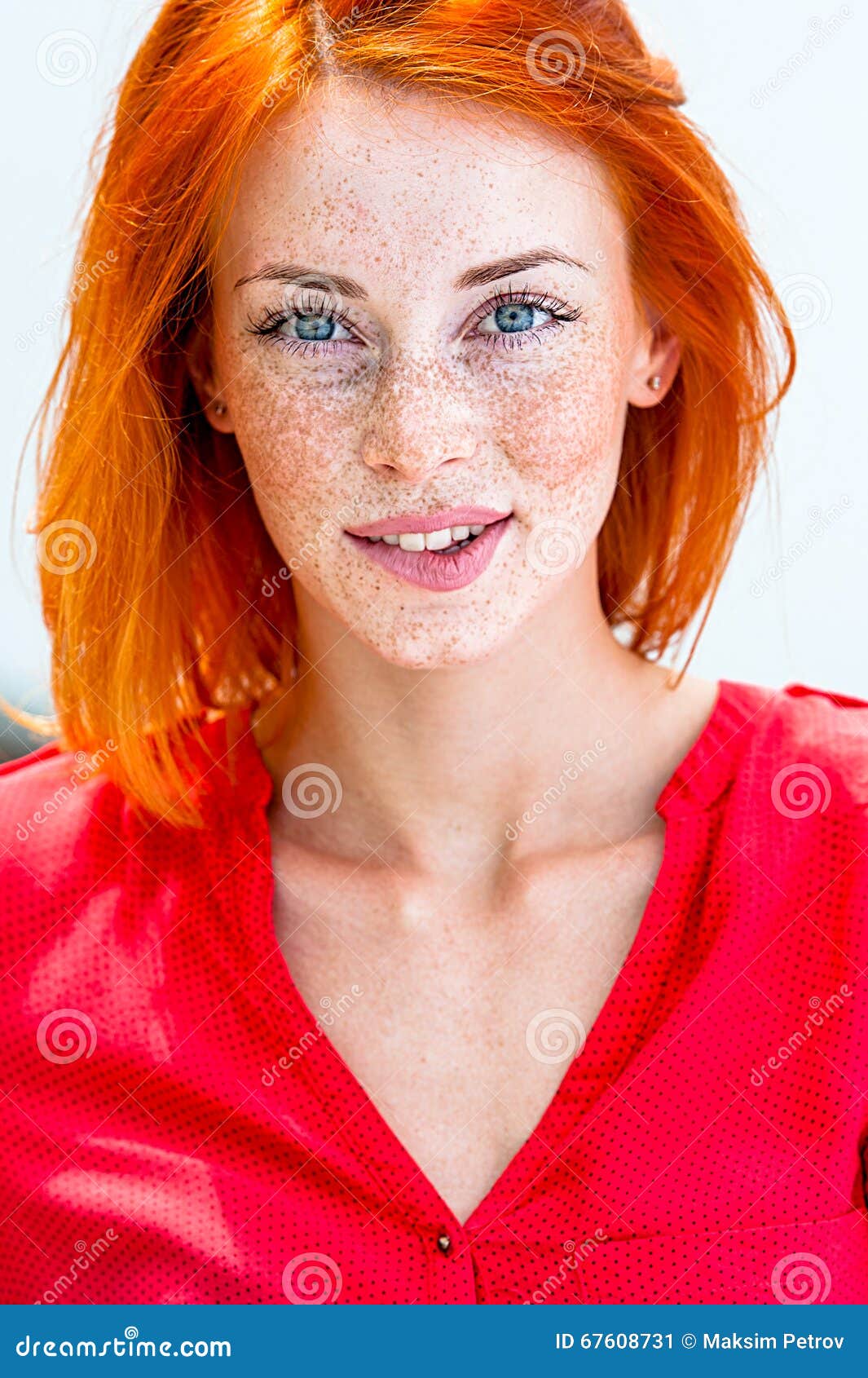 Mooie Roodharige Freckled Vrouw Stock Afbeelding - Image of elegantie ...
