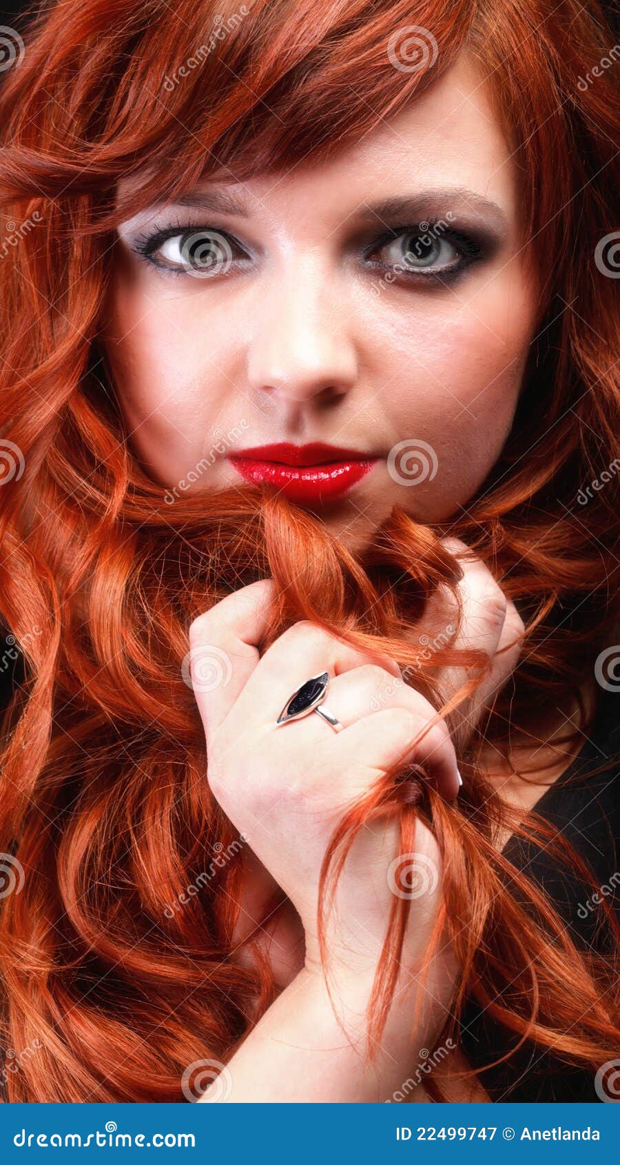 Mooie Roodharige Jonge Mooie Rode Haired Vrouw Stock Afbeelding