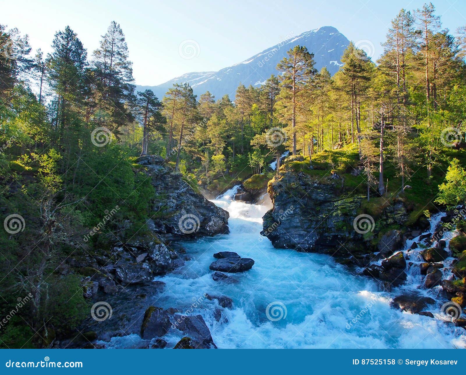 Mooie Snelle Bergrivier in Noorwegen Stock Foto - Image of gletsjer ...