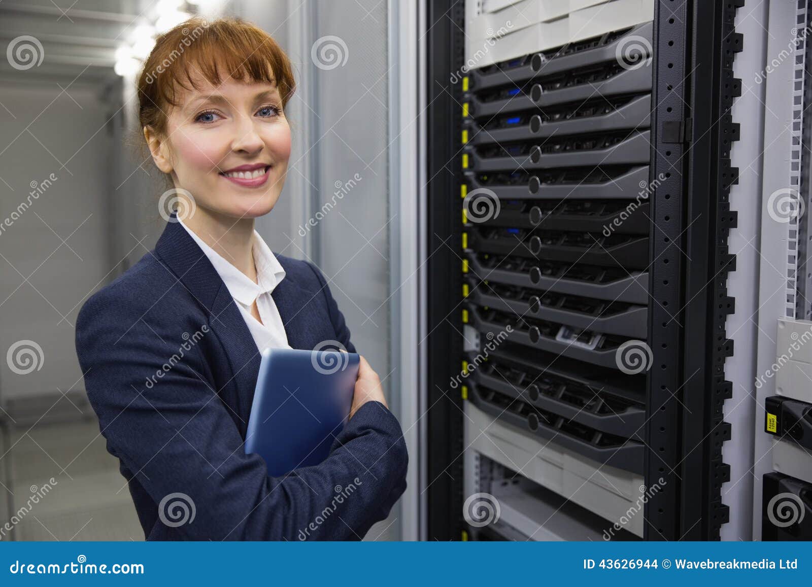 Mooie Technicus Die Bij Camera Naast De Tabletpc Van De Serverholding Glimlachen Stock Foto ...