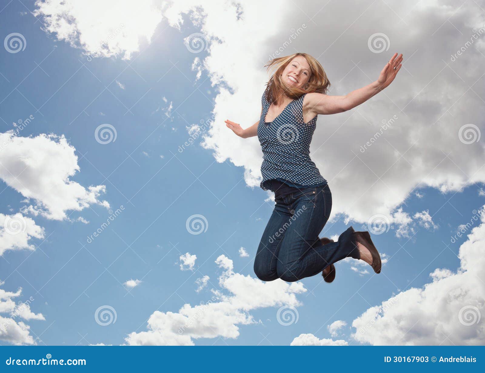 Springende vrouw stock afbeelding. Image of pret, openlucht - 30167903