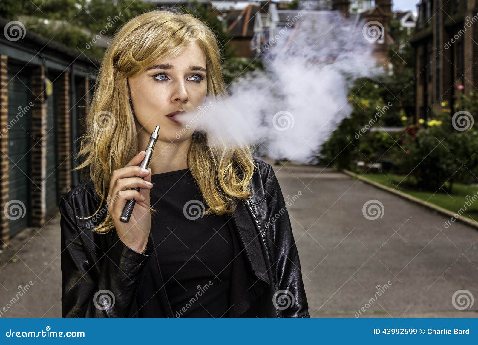 Mooie Vrouw Die Een E-sigaret Roken Stock Afbeelding - Image of pensief ...