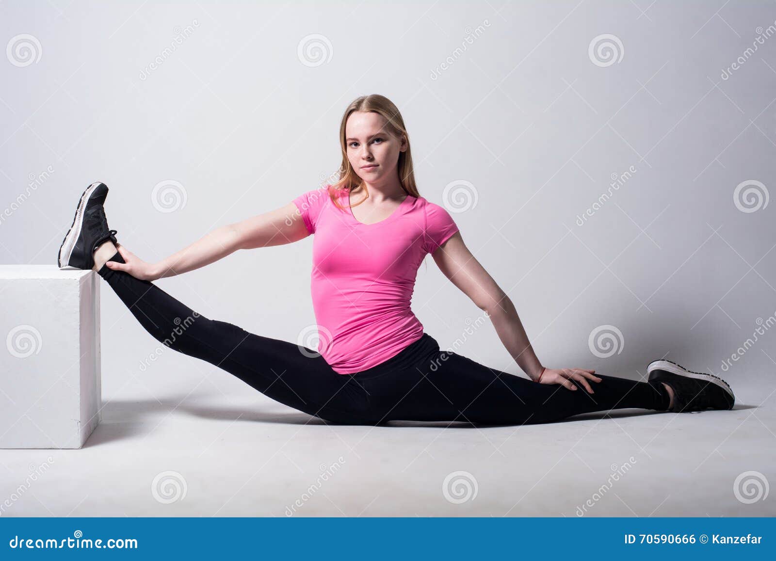 Mooie Vrouw Die Spleet Doen Stock Foto - Image of gezondheid ...