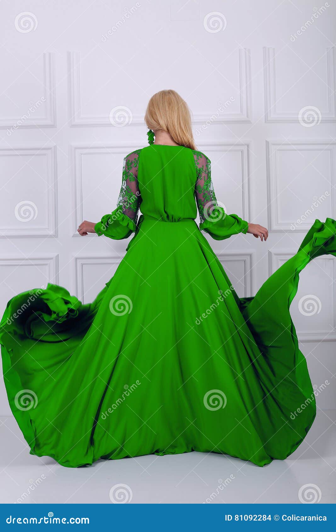 Mooie Vrouw in Groene Kleding Stock Foto - Image of franje, kleren ...