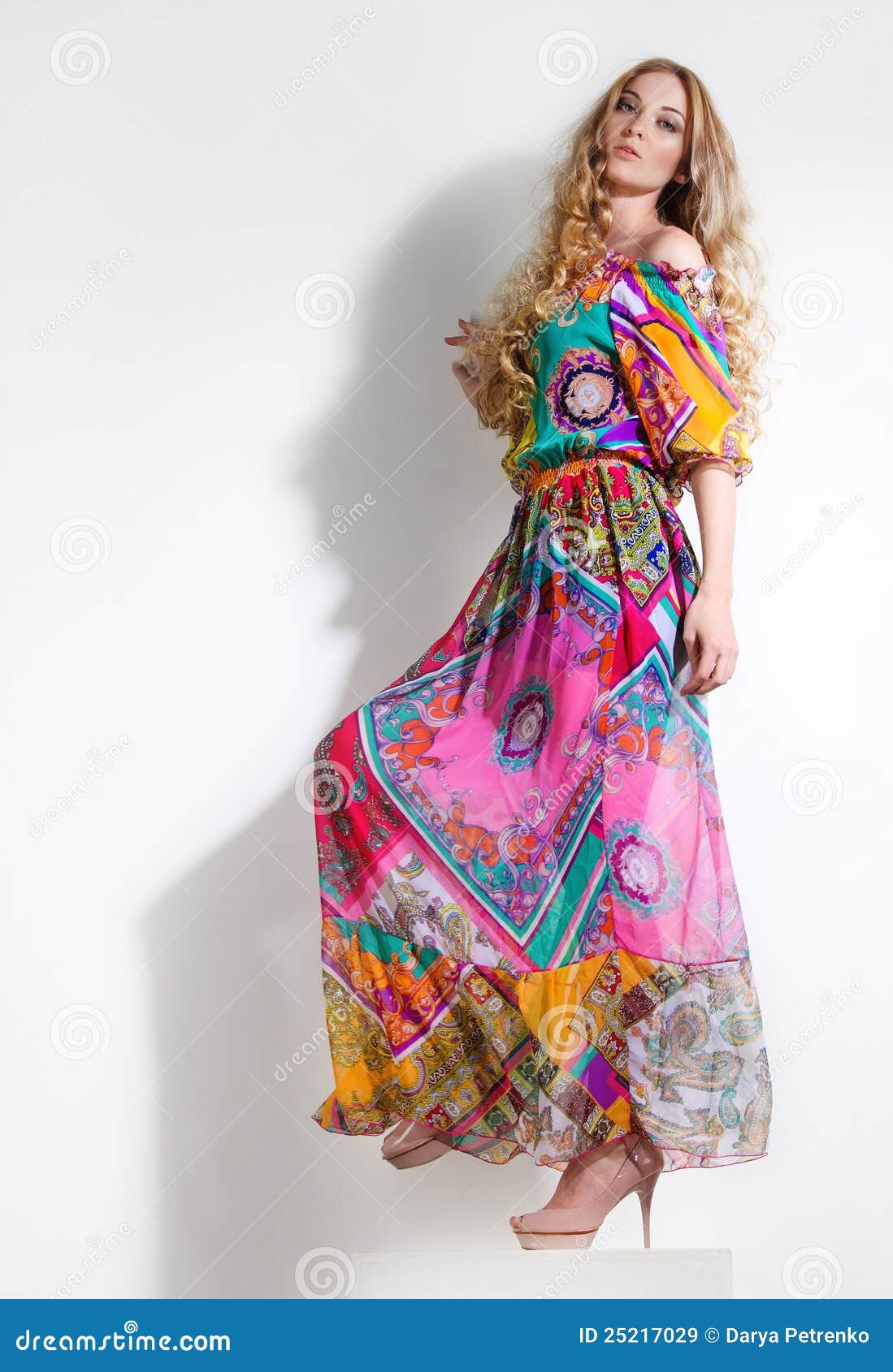 Mooie Vrouw in Lange Kleurrijke Kleding Stock Afbeelding - Image of ...