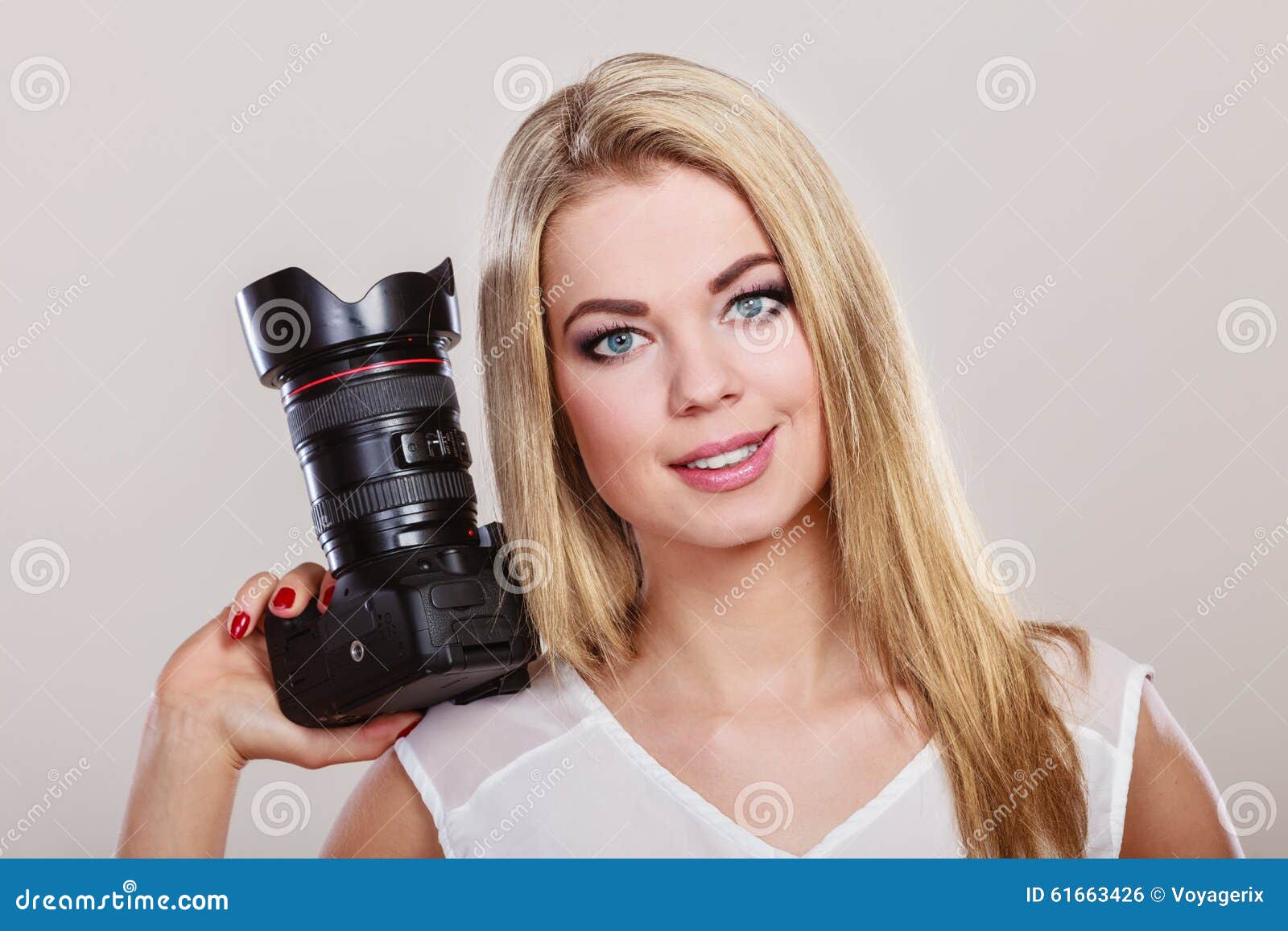 Mooie vrouw met camera stock foto. Image of journalist - 61663426