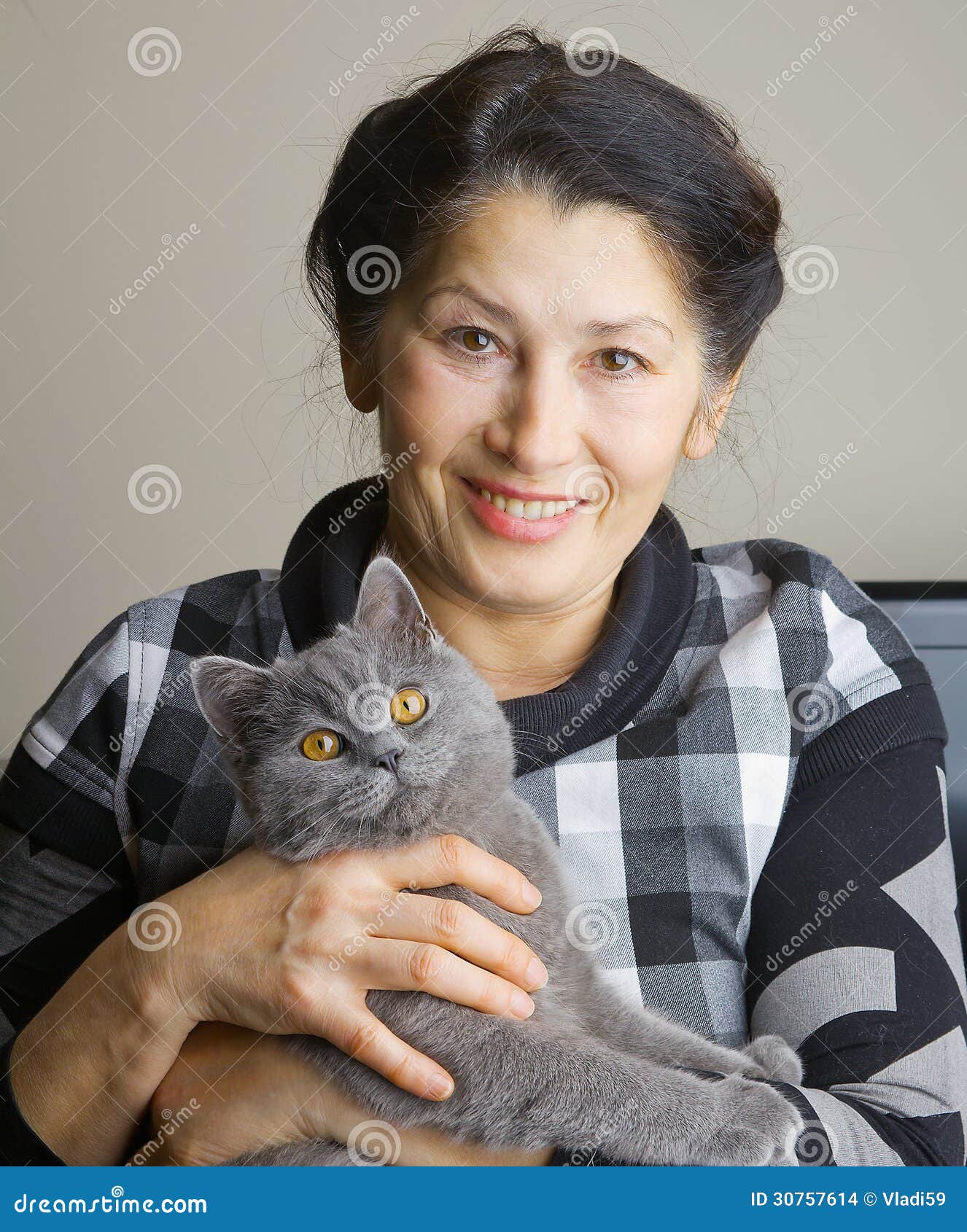 Mooie vrouw met een kat stock foto. Image of binnen, gezinshulp - 30757614