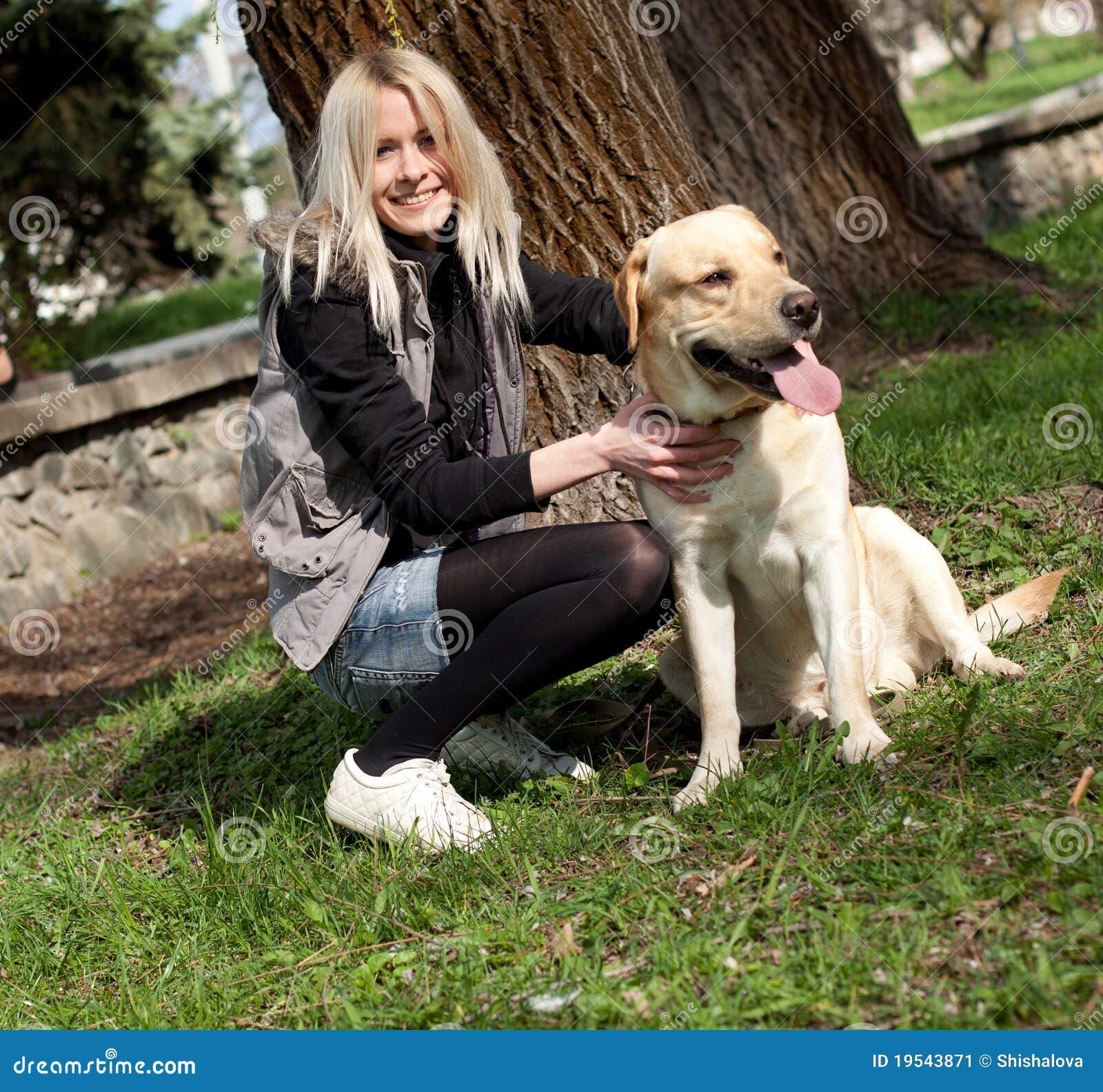 Mooie Vrouw Met Hond in Het Park Stock Afbeelding - Image of omarmen, mooi: 19543871