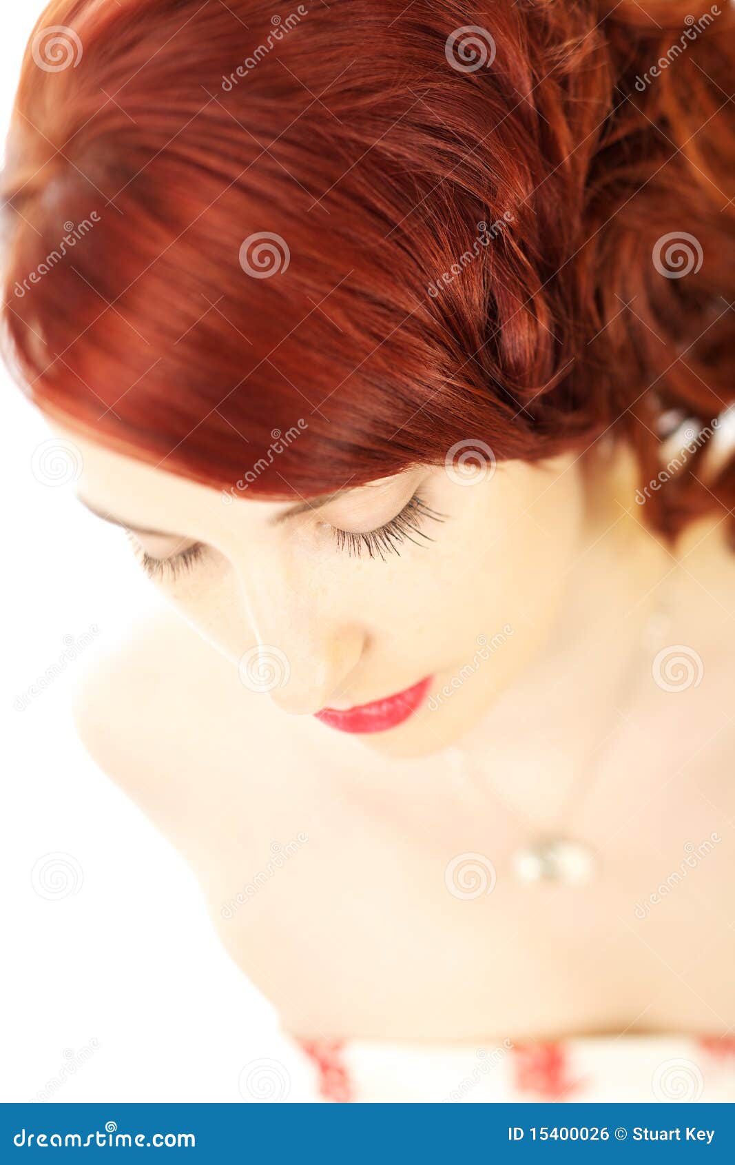 Mooie vrouw met rood haar stock foto. Image of blauw - 15400026