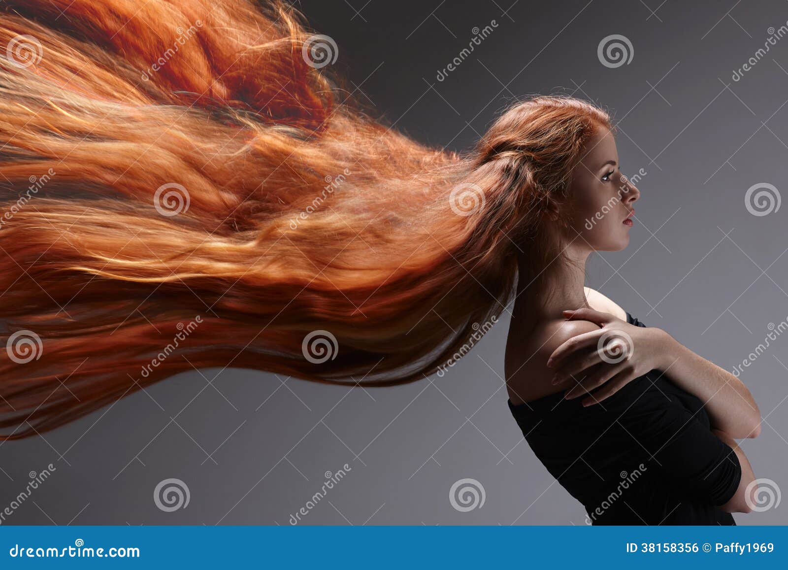 Mooie vrouw met rood haar stock foto. Image of mooi, krullend - 38158356