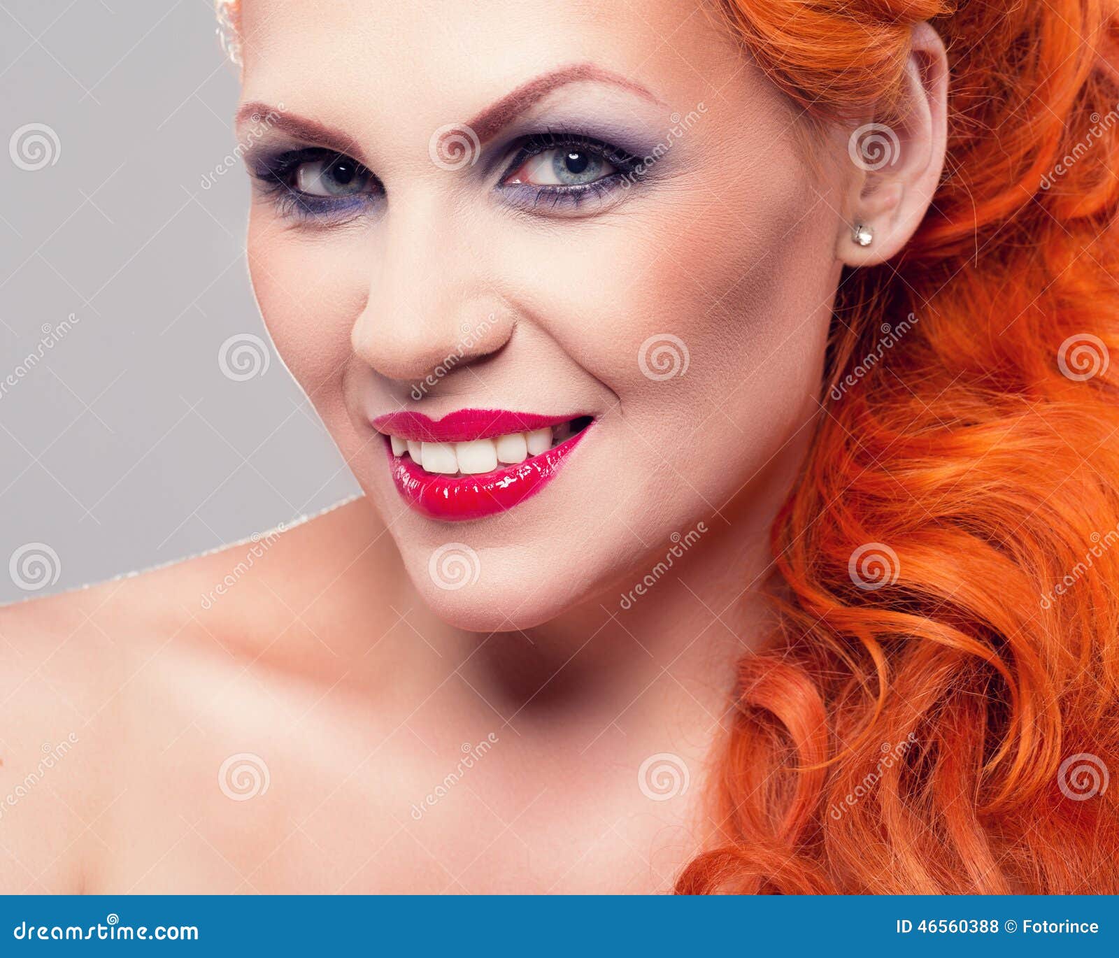 Mooie vrouw met rood haar stock foto. Image of schitterend - 46560388