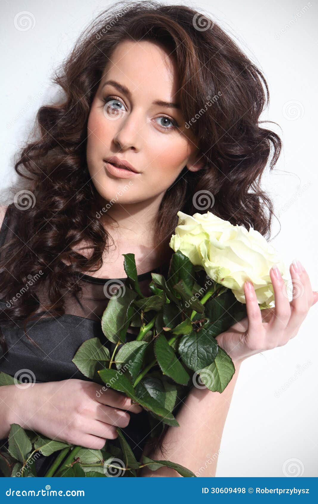 Mooie Vrouw Met Witte Rozen Stock Foto - Image of juwelen, gezond: 30609498