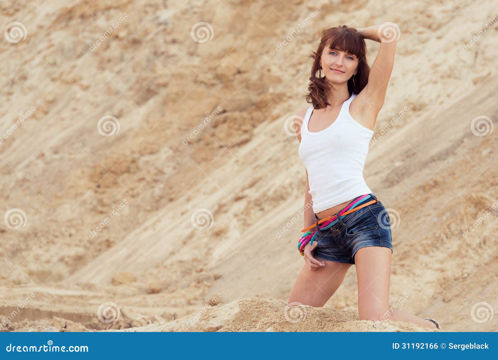 Mooie vrouw op strand stock foto. Image of betoverend - 31192166