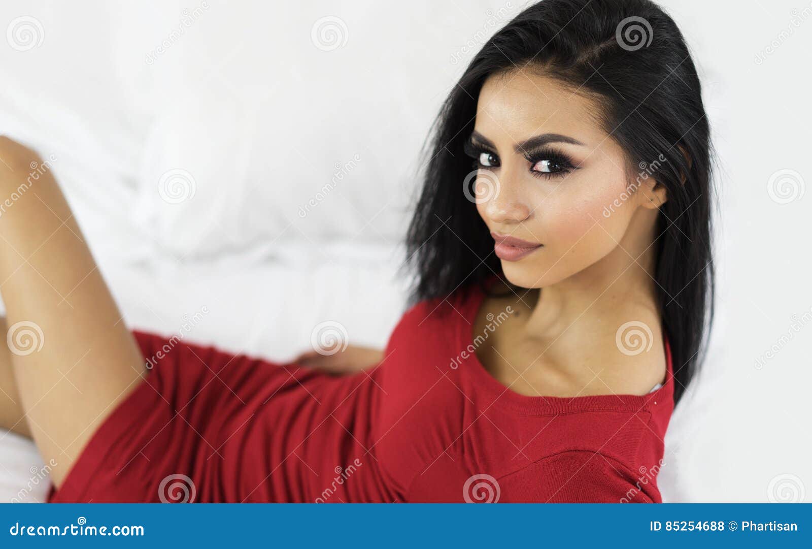 Mooie Vrouw in Rood Met Lang Donker Haar Stock Foto - Image of benen ...