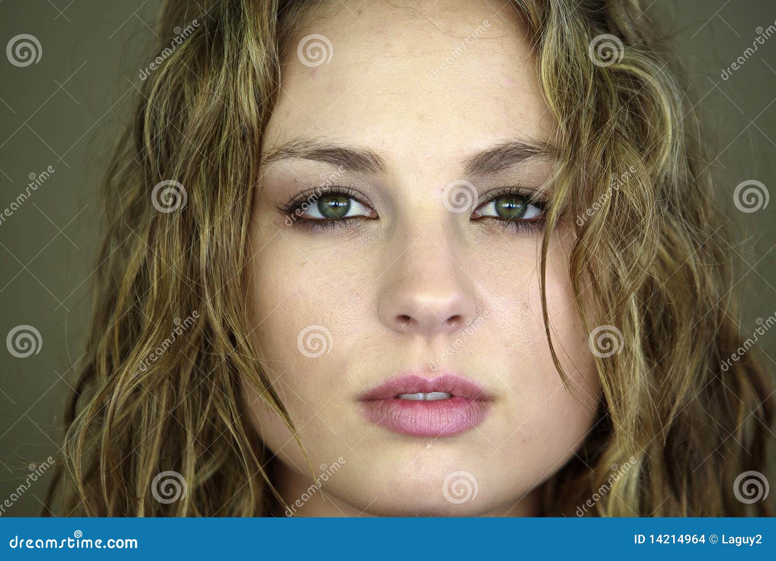 Mooie Vrouwelijke Witte Model Hoofd Ontsproten Ogen Stock Foto - Image ...