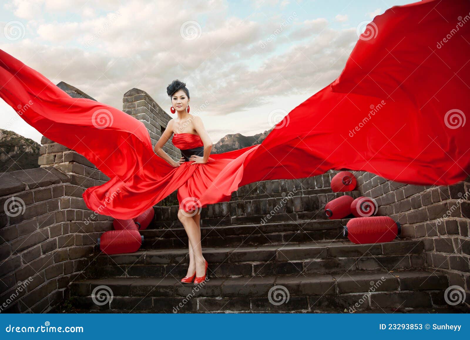 Mooie Vrouwen Met Rode Doek Stock Afbeelding - Image of vreugde ...