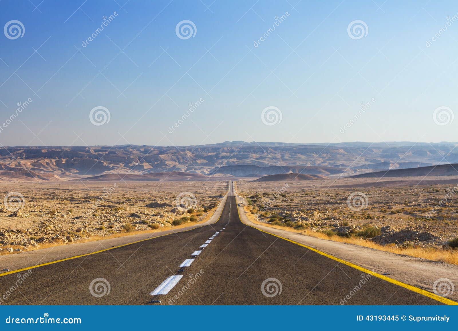 Mooie weg in de woestijn stock afbeelding. Image of schoonheid - 43193445