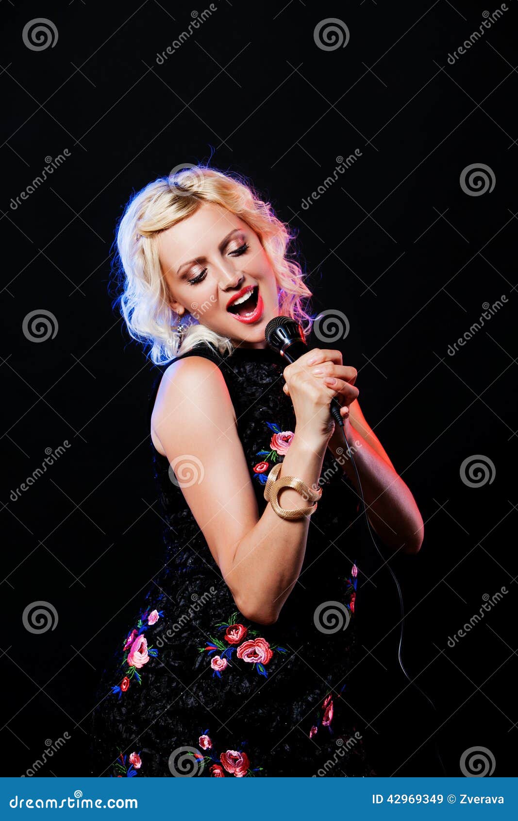 Mooie Zingende Vrouw Met Microfoon Singer Stock Afbeelding - Image of ...