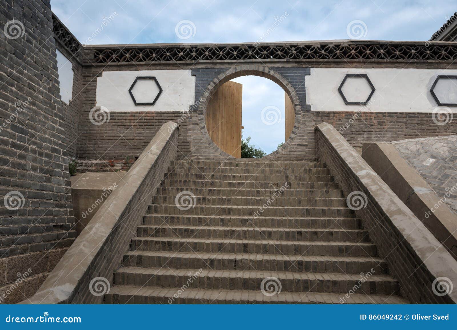 Moon Gate in Chinese Garden Stock Photo - Image of traditional, chinese ...
