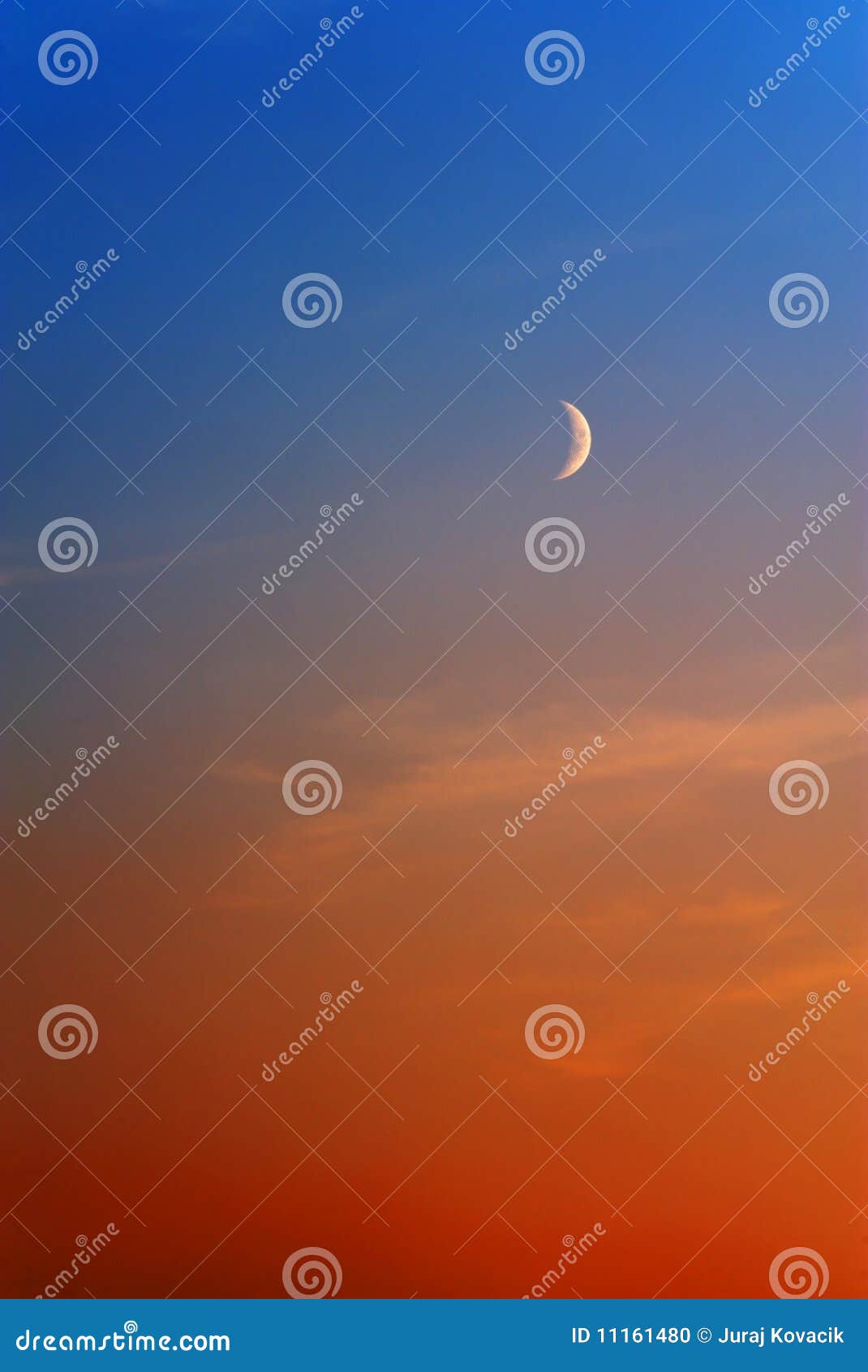 Moon No Céu Azul Alaranjado Foto de Stock - Imagem de azul, sunset ...