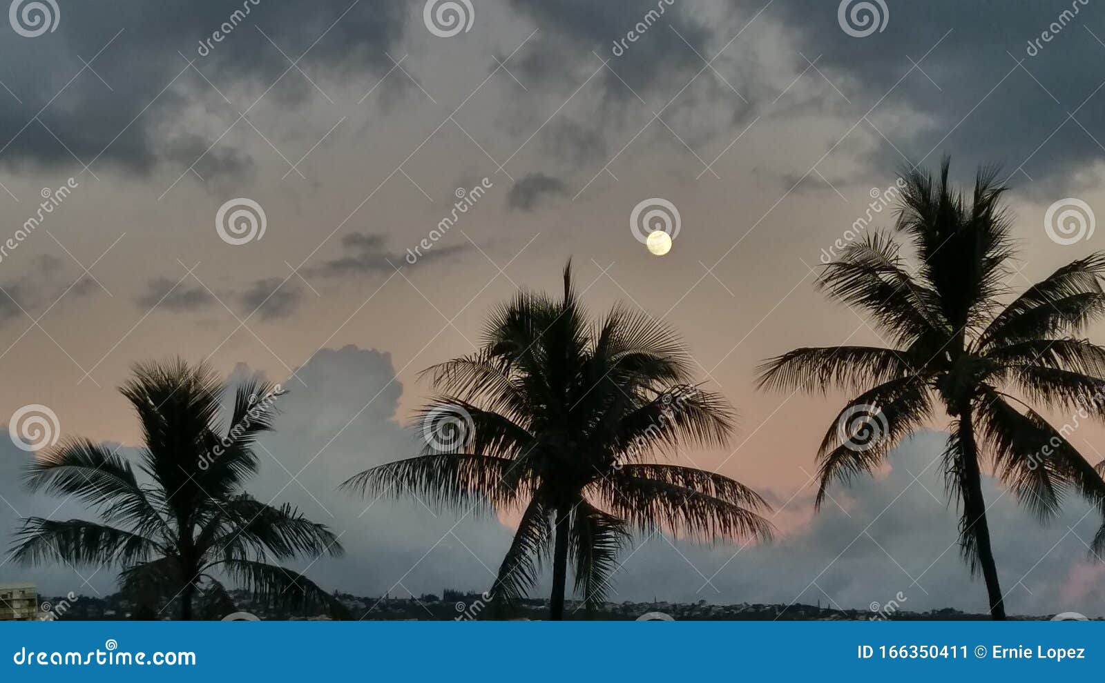 Moon Rising in Waikiki Beach Hawaii Stock Image - Image of rising ...