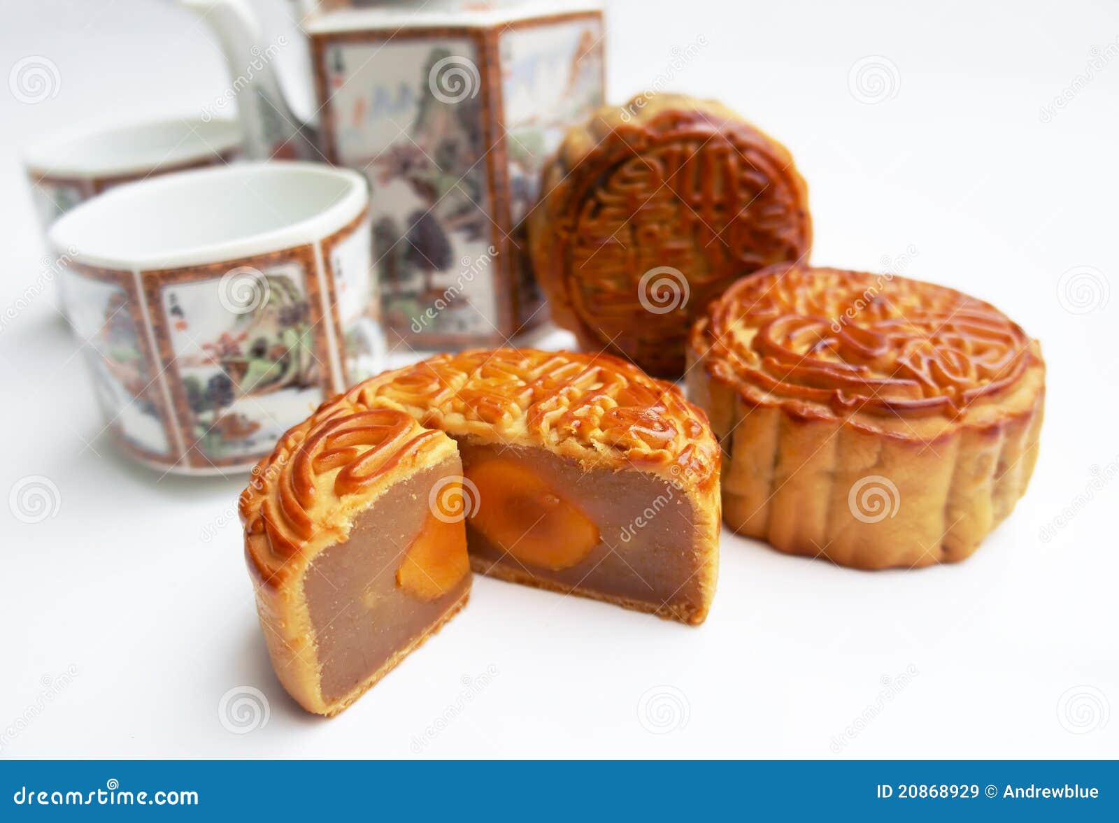Mooncake tradicional imagem de stock. Imagem de amarelo - 20868929