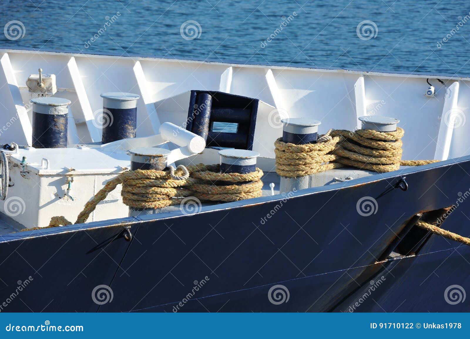 Mooring cleat with hawser stock photo. Image of device - 91710122