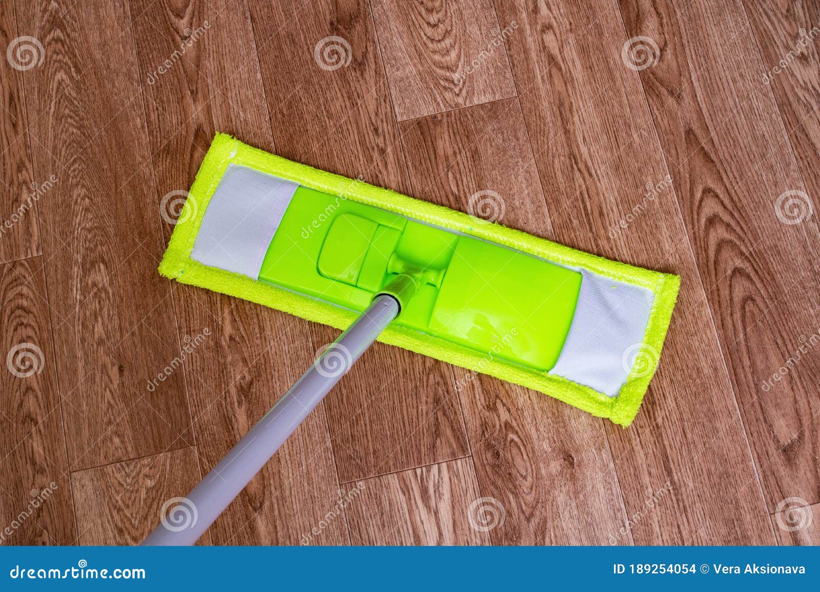 Mopa Verde En El Suelo De Madera Foto de archivo - Imagen de madera ...