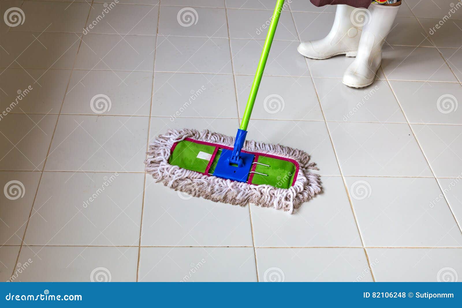 Moppa golvet arkivfoto. Bild av lokal, rutin, stängning - 82106248