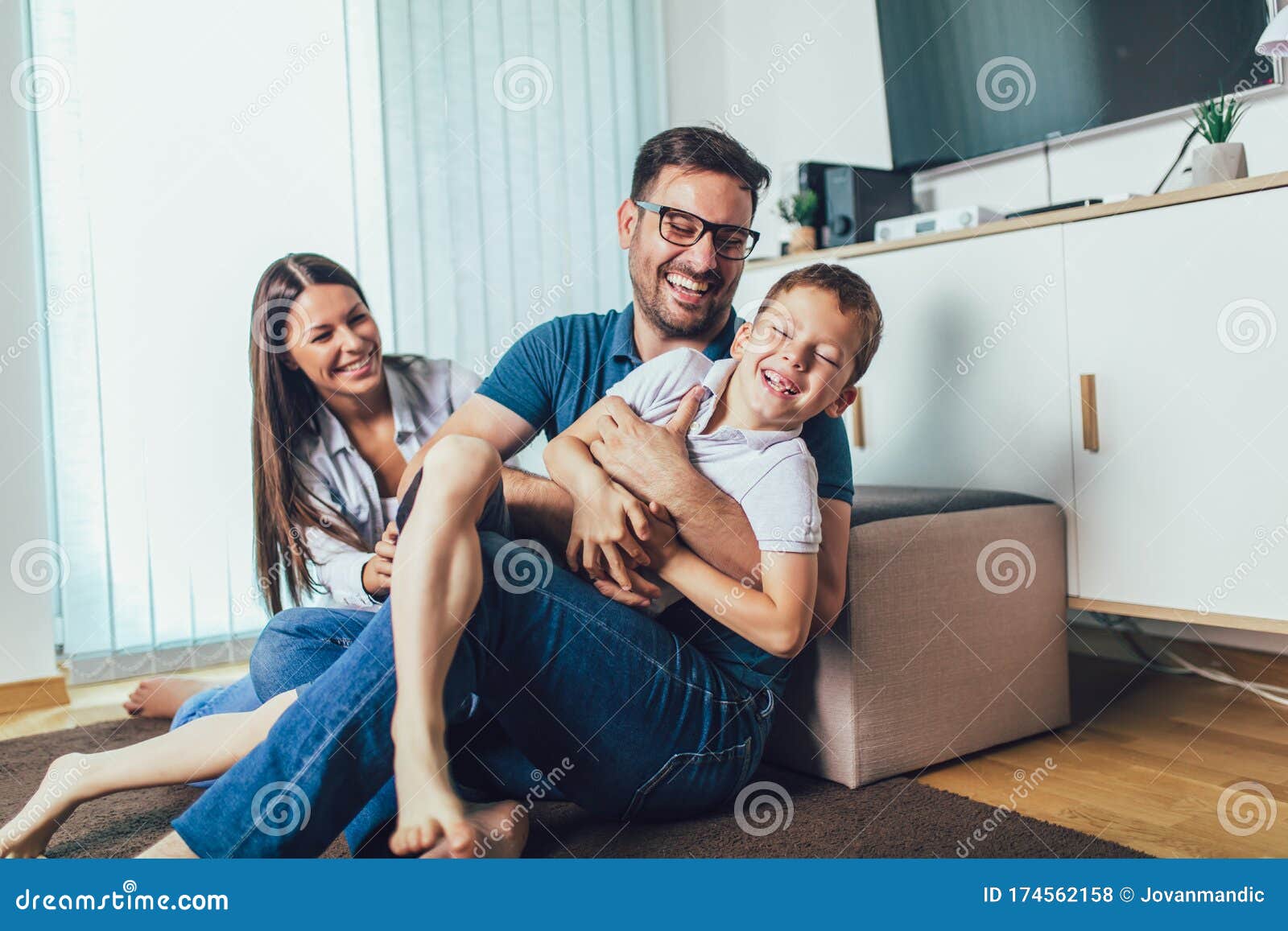 Mor Far Och Son Som Har Kul Hemma Arkivfoto Bild Av Manlig Liten