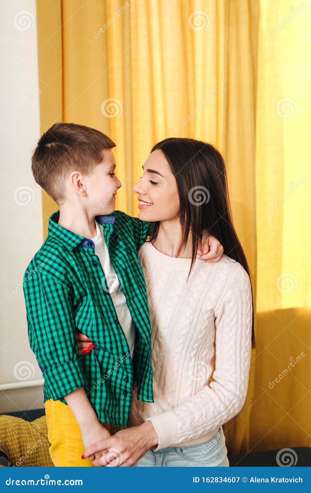 Mor Med Son Lycklig Familj Leende Och Huggning Hemma Fotografering För