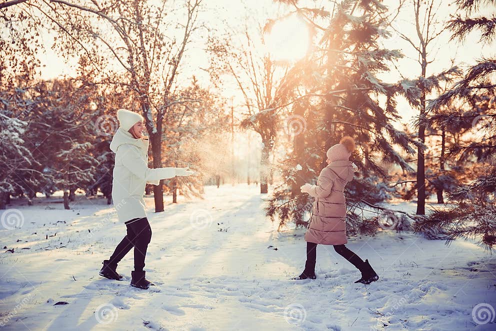 Mor Och Dotter Som Har Kul I Vinterparken Fotografering För Bildbyråer Bild Av Kaukasisk Unge
