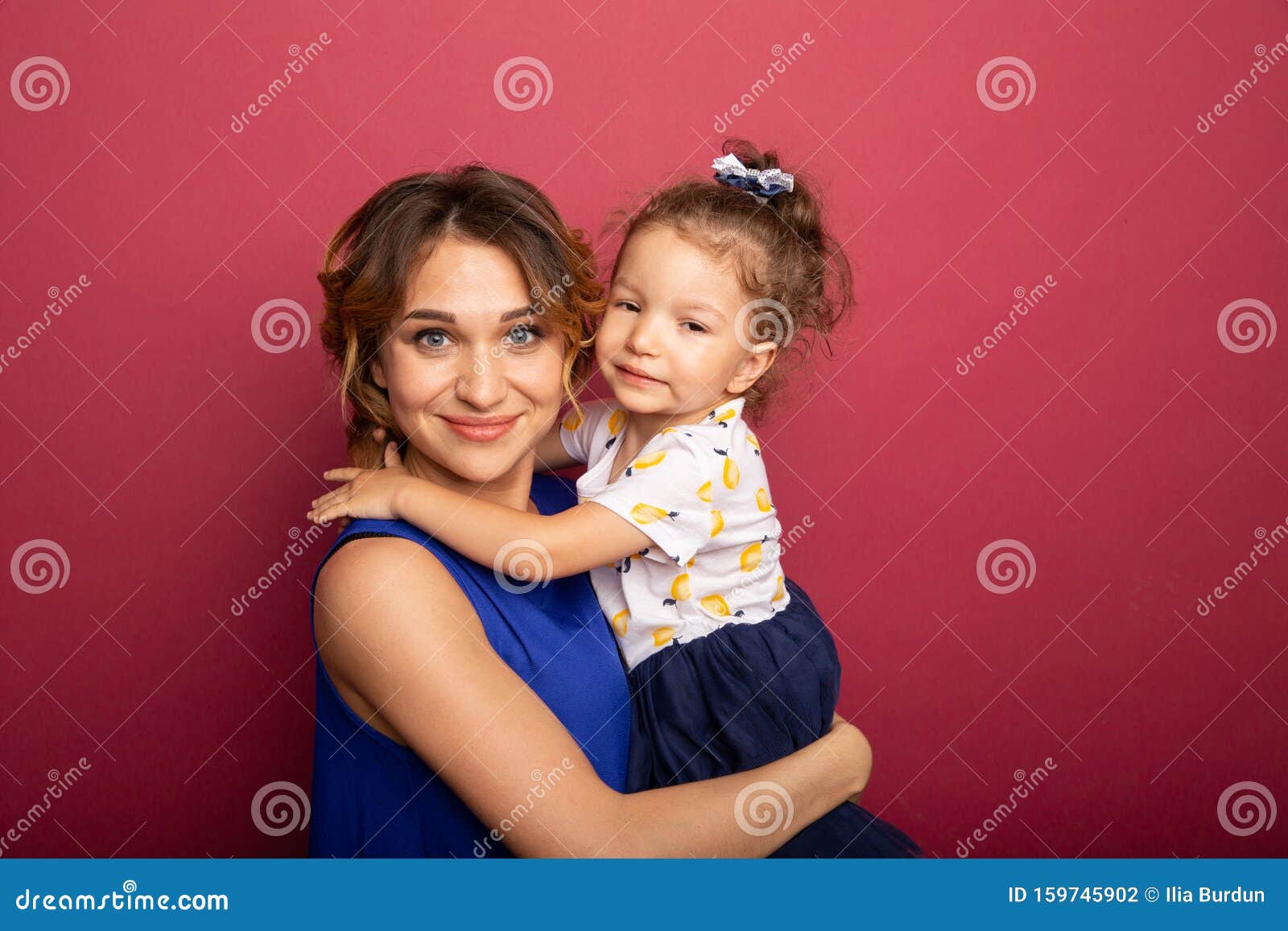 Mor Och Dotter Som Ler Och Har En Kram Arkivfoto Bild Av Förälskelse