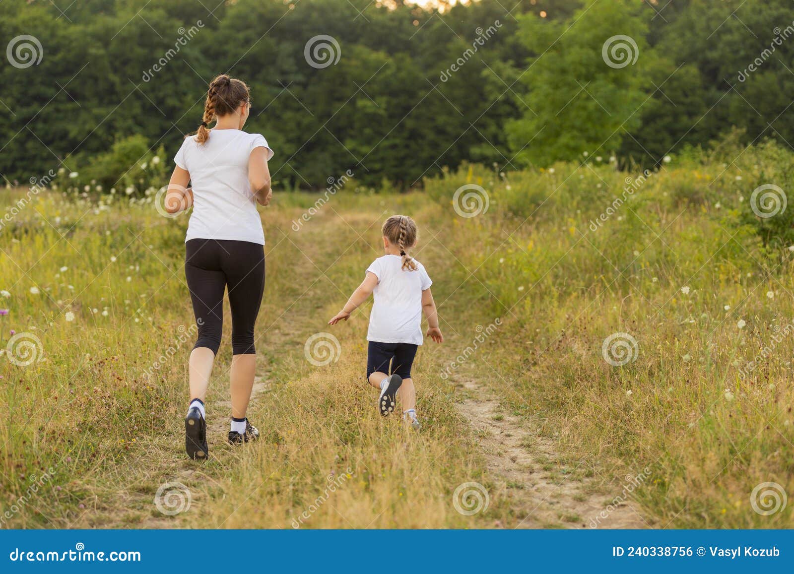 Mor Och Dotter Som Springer Utomhus Arkivfoto Bild Av Idrottshall