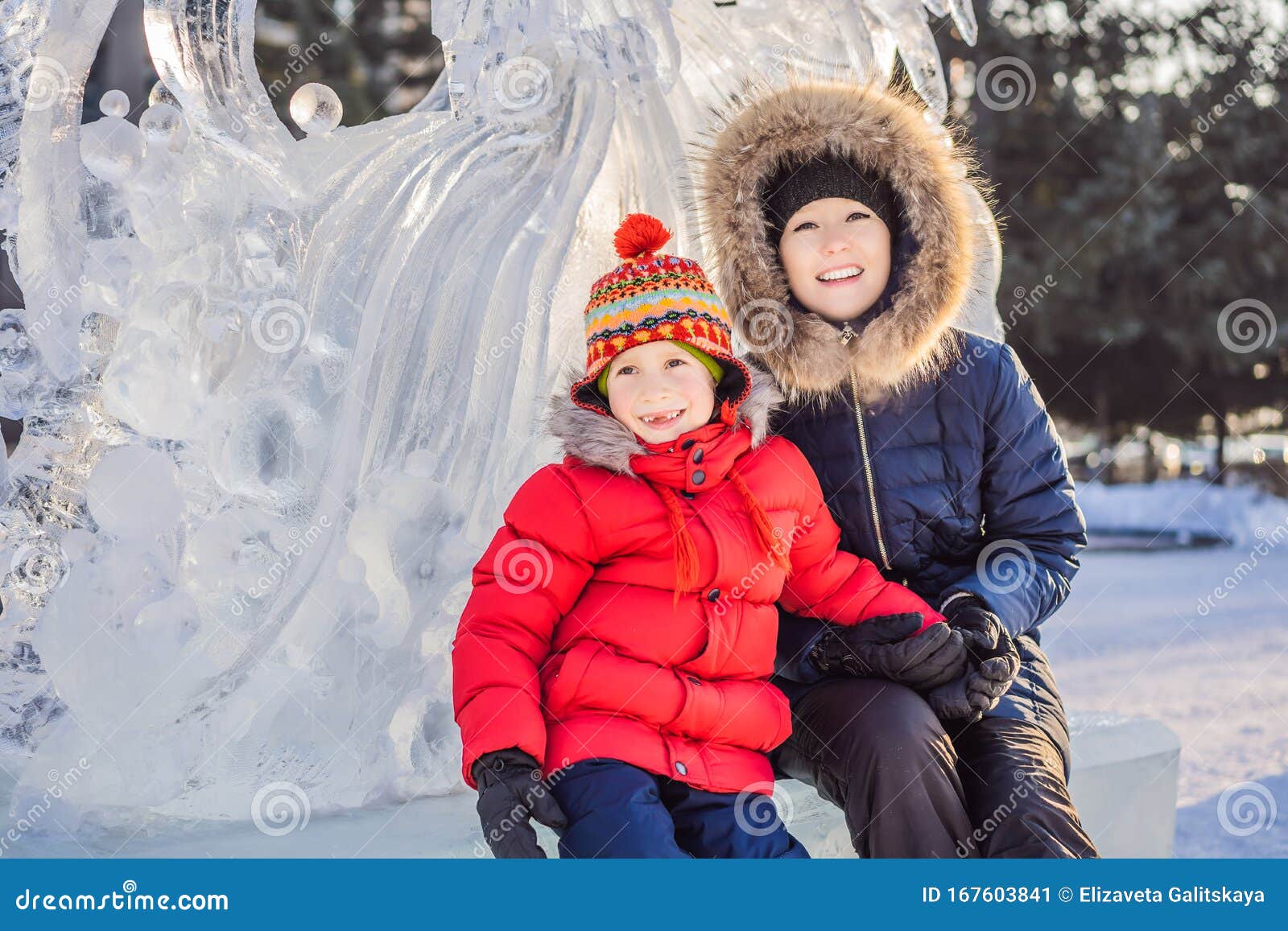 Mor Och Son Som Njuter Av En Vacker Vinterdag Utomhus Fotografering för ...