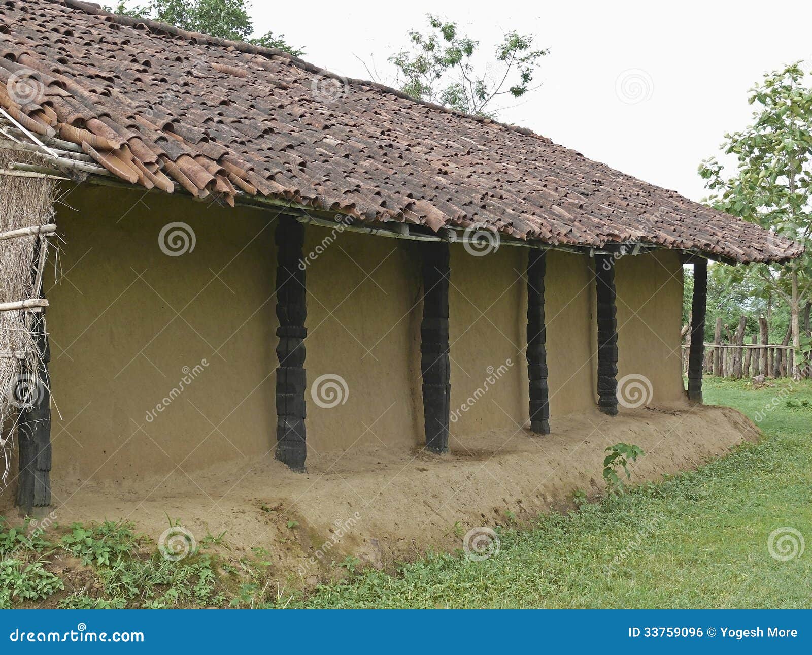 Moradia tribal de Ghotul foto de stock. Imagem de casa - 33759096
