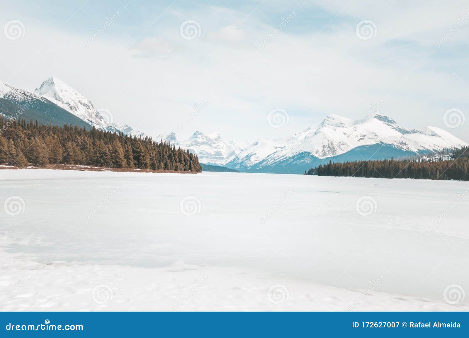 Moraine Lake Frozen in Banff Stock Image - Image of iceberg, park ...