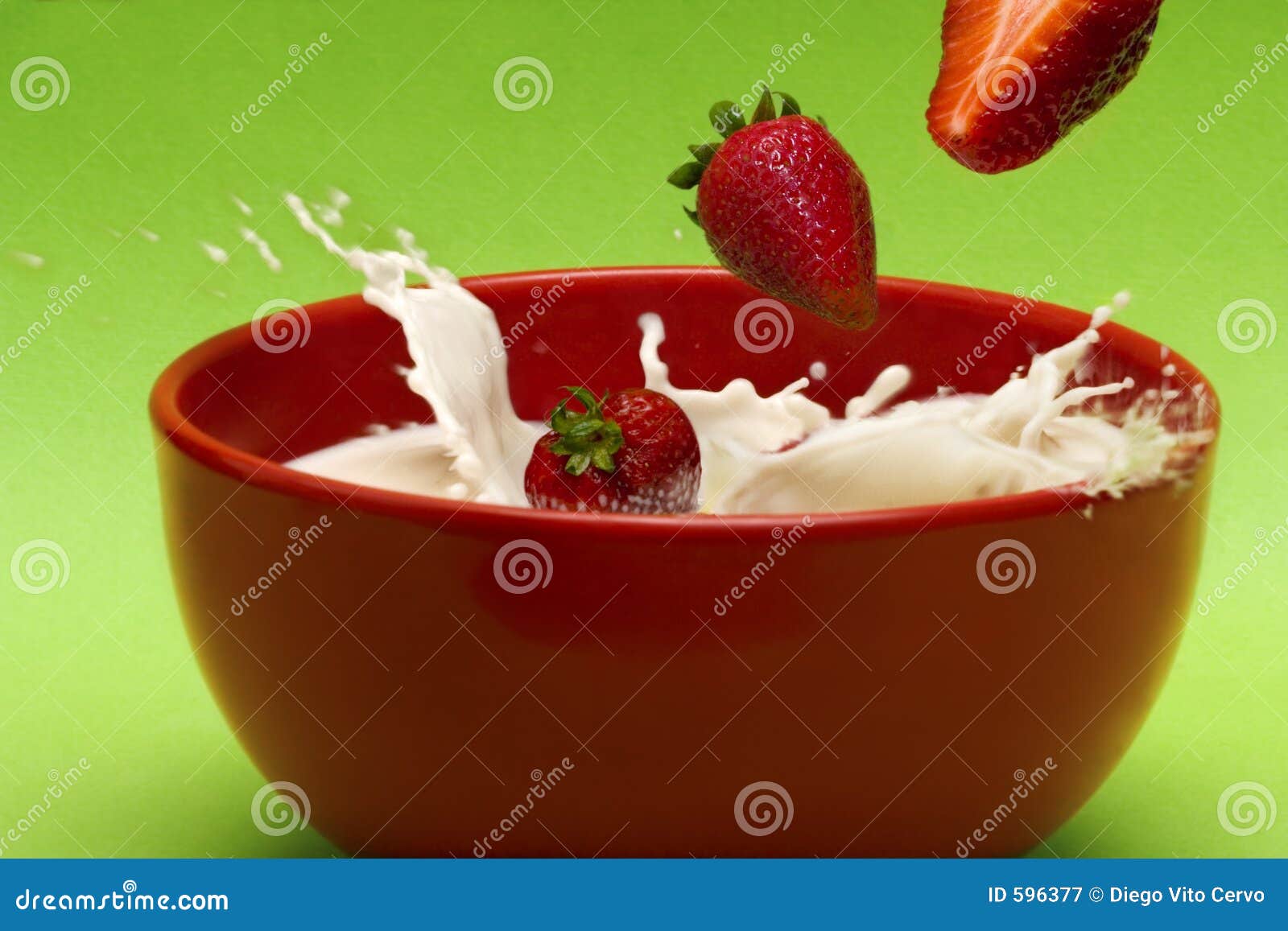 Morango-&-Leite imagem de stock. Imagem de alimento - 596377