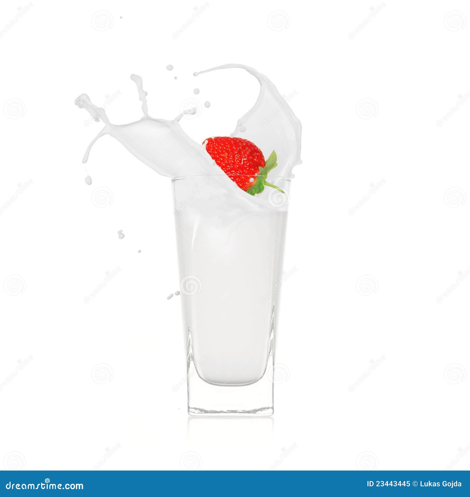 Morango Com Respingo Do Leite Imagem de Stock - Imagem de verde, comer ...