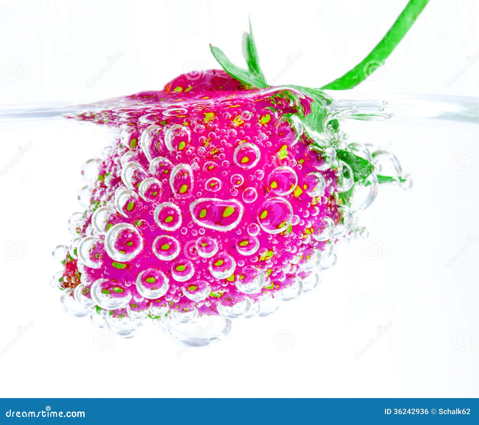 Morango cor-de-rosa foto de stock. Imagem de nadada, bebida - 36242936